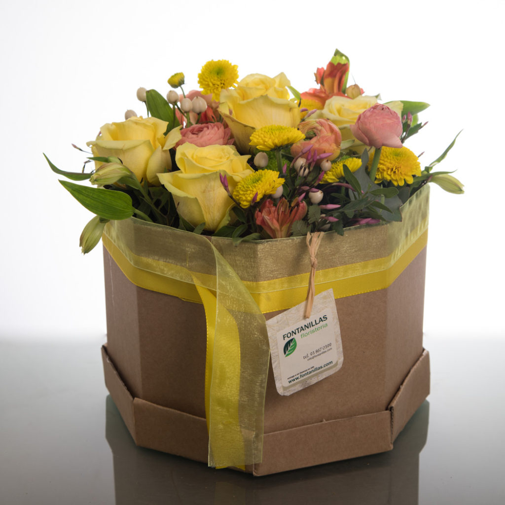 Caja de rosas amarillas y flores – Floristeria Fontanillas