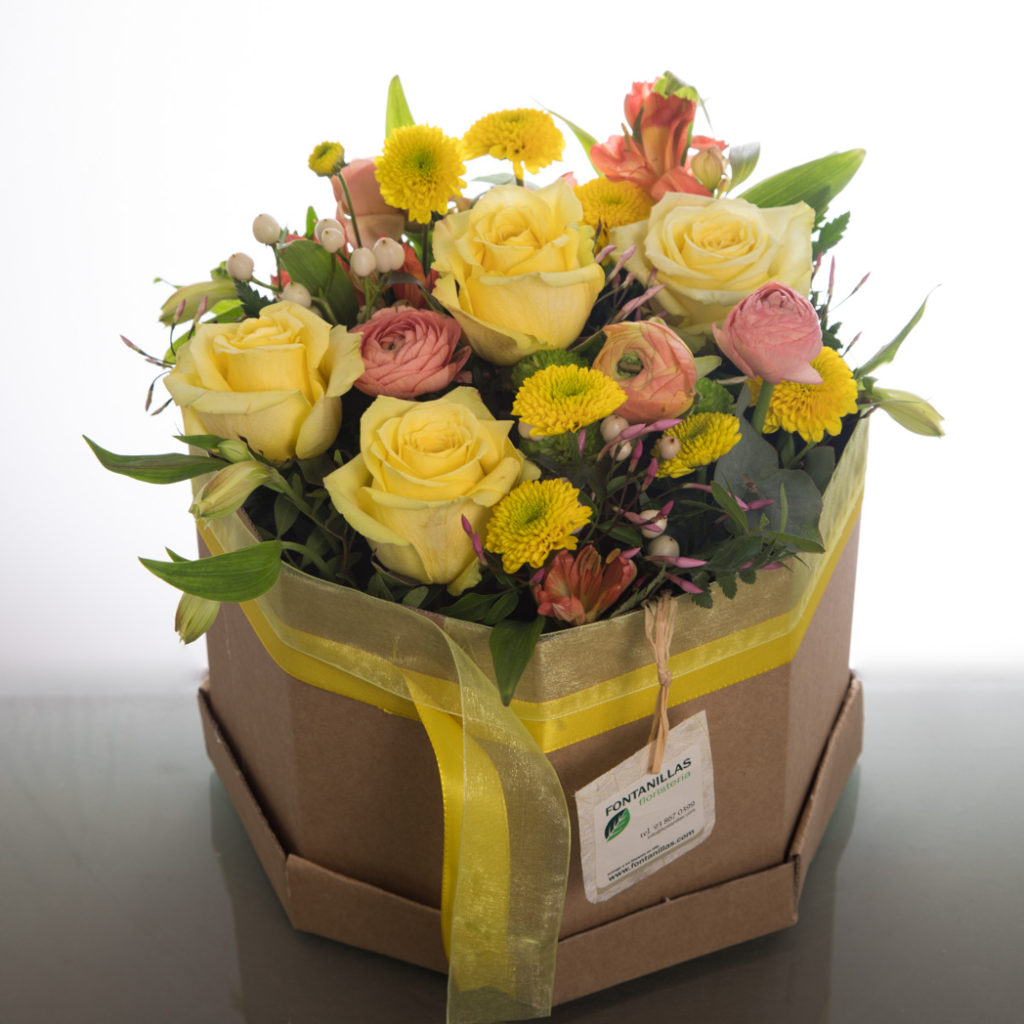 Caja de rosas amarillas y flores – Floristeria Fontanillas