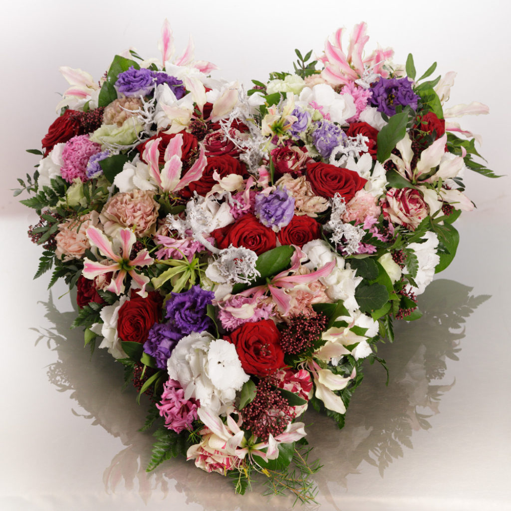 Corazón de flores 75cm variado con rosas rojas – Floristeria Fontanillas